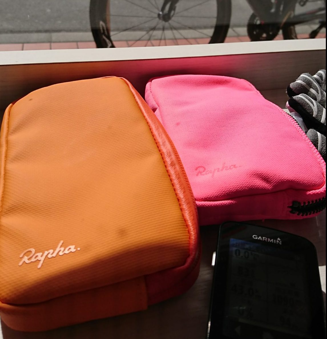 【Rapha】防水ポーチ「Rainproof Essentials Case（LARGE）」の比較レビュー | 理系な人の趣味ブログ